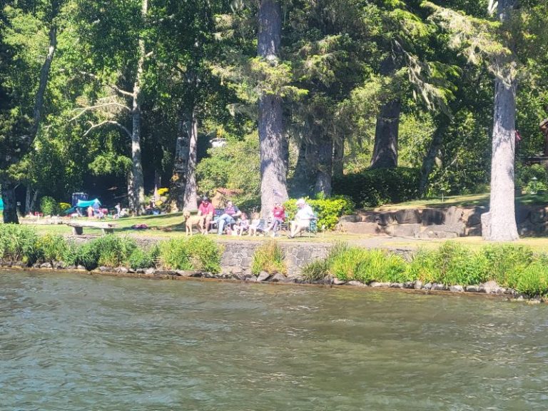Boat parade returns to Devils Lake in Lincoln City Oregon