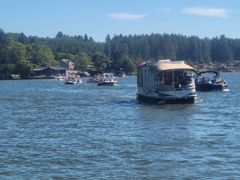 Boat parade returns to Devils Lake in Lincoln City Oregon