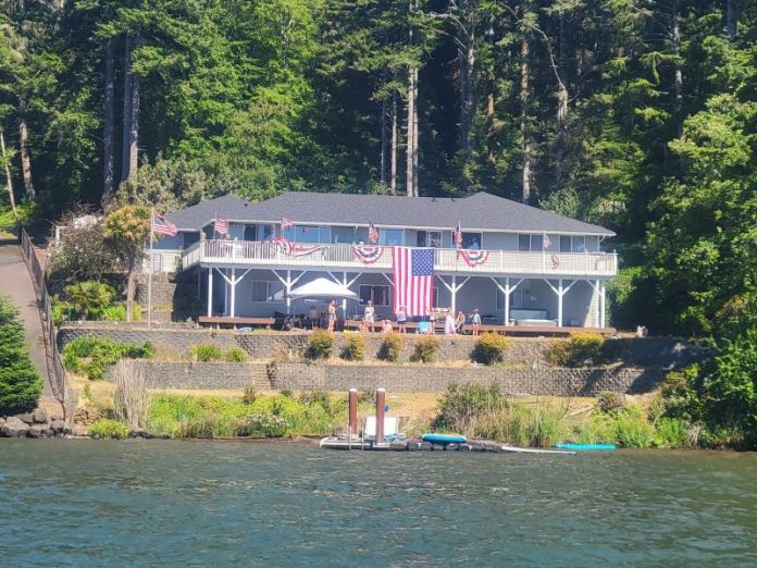 Boat parade returns to Devils Lake in Lincoln City Oregon